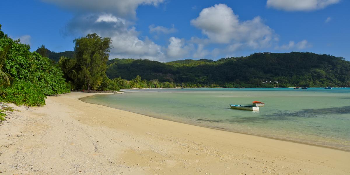 Beach "Anse à la Mouche" Mahé (Seychelles)