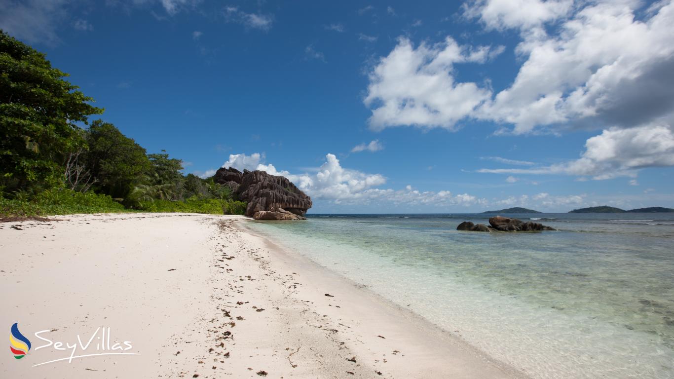 Beach "Anse Grosse Roche" La Digue (Seychelles)