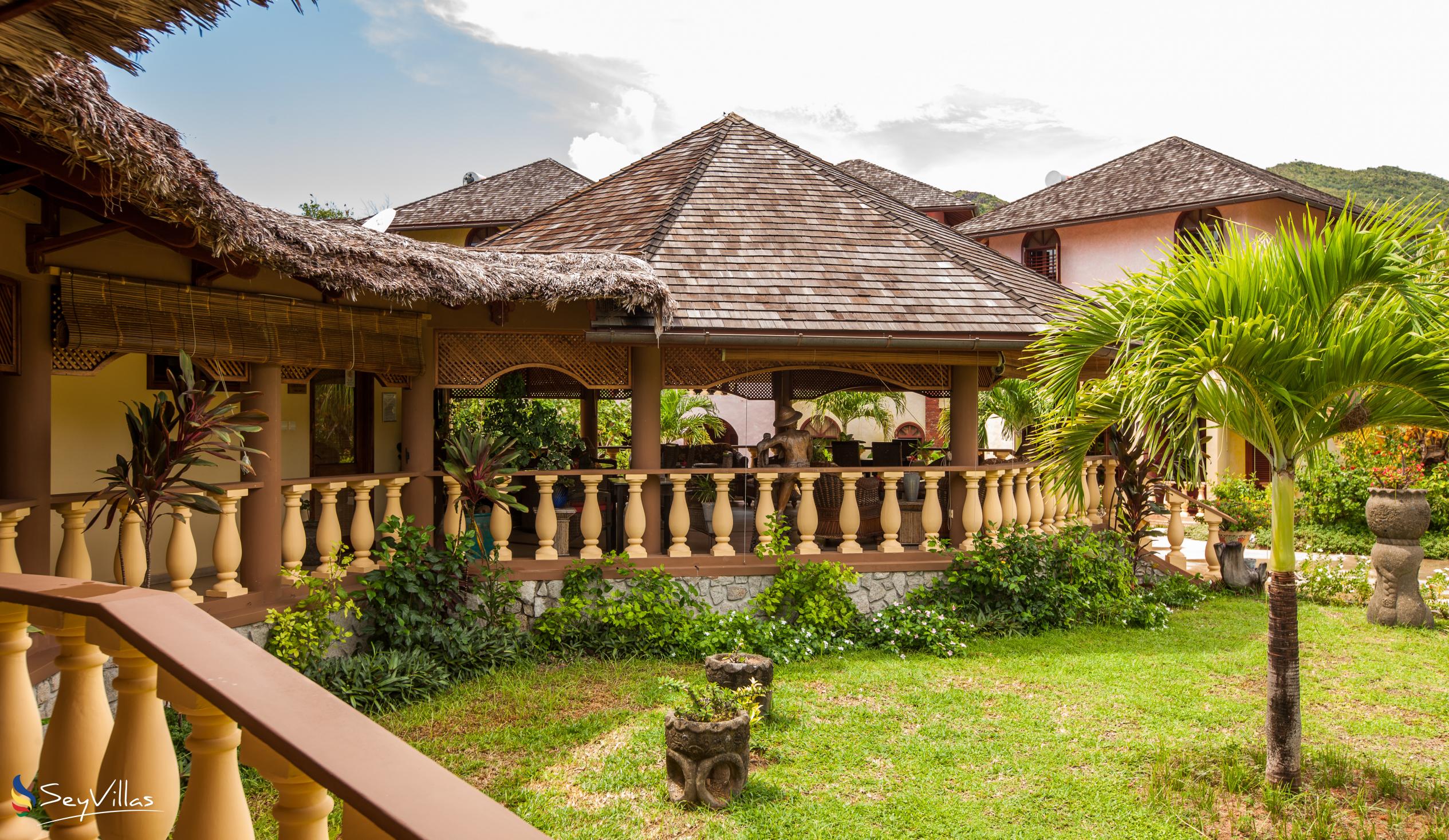 Castello Beach Hotel - Hotel - Outdoor area - Praslin (Seychelles ...